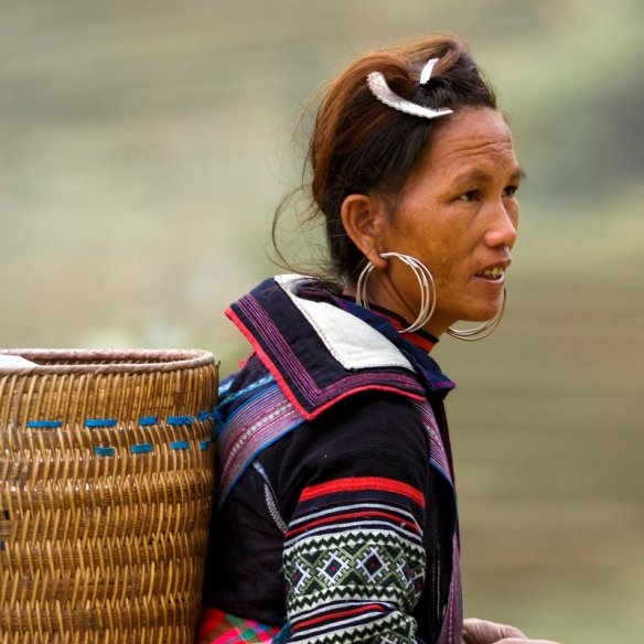 Hmong | Splashing Paint